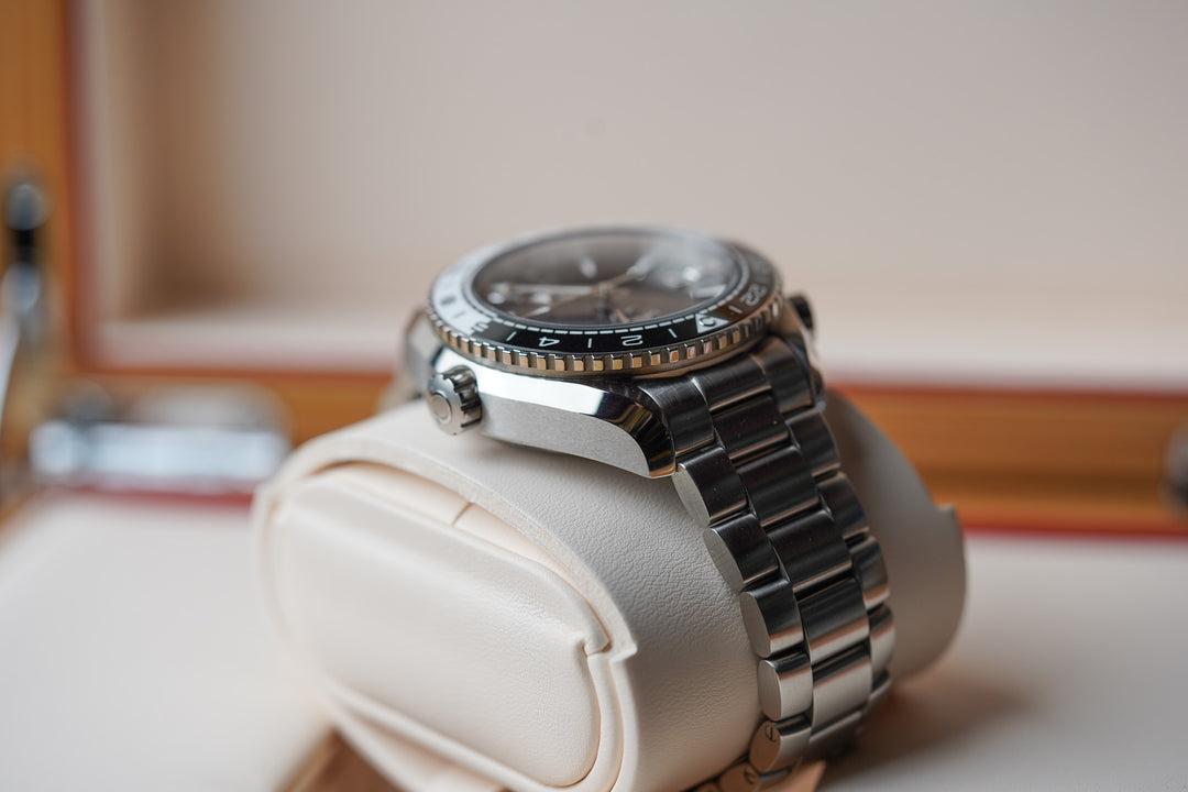 Omega Seamaster Planet Ocean GMT 43.5mm "Oreo" 215.30.44.22.01.001 ...