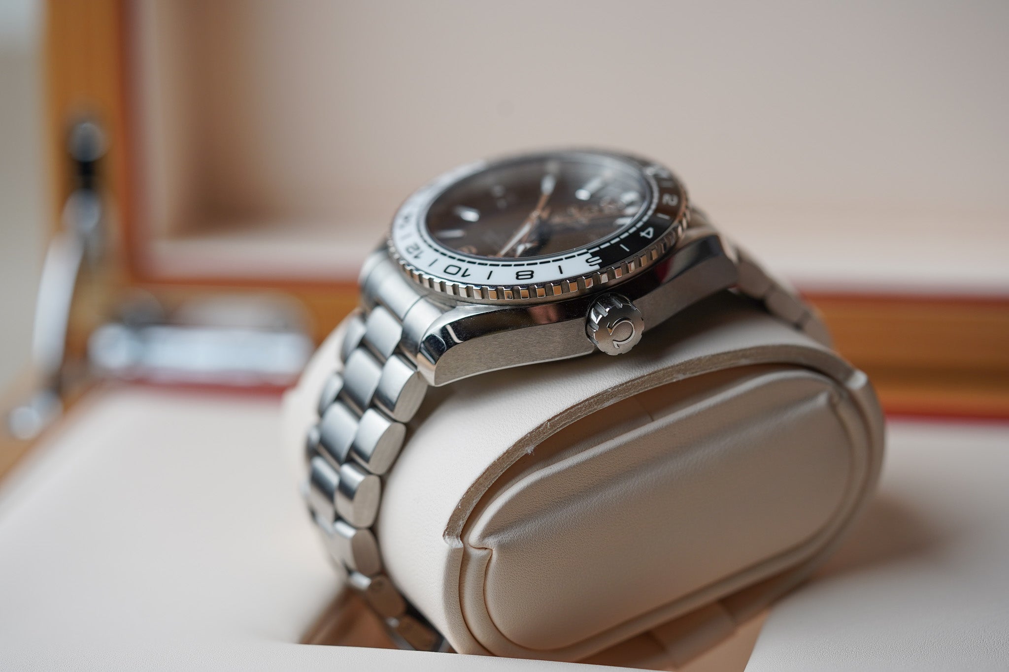 Omega Seamaster Planet Ocean GMT 43.5mm "Oreo" 215.30.44.22.01.001 ...